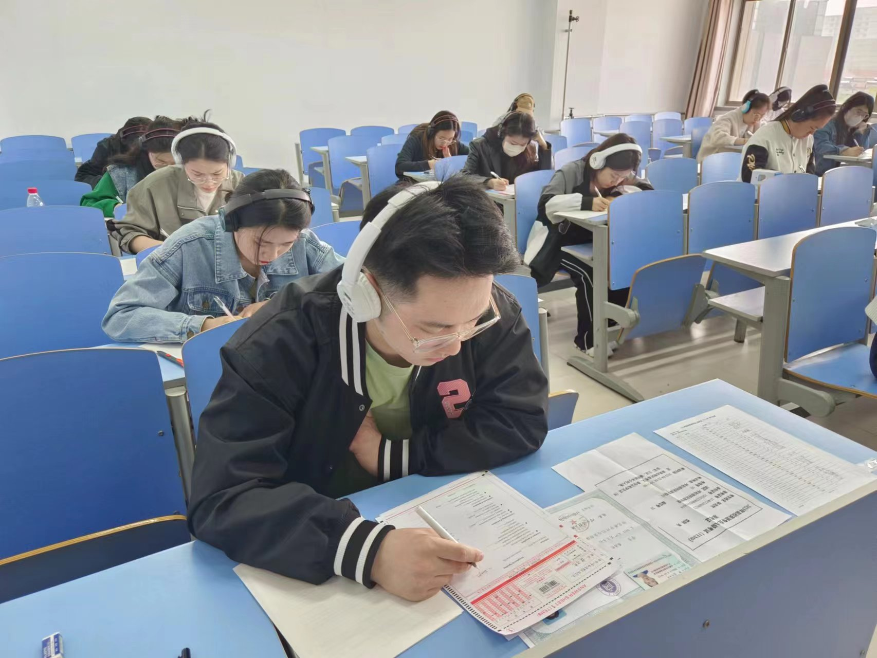 外国语学院顺利组织2023年度TEM-8考试-外国语学院 - 呼和浩特民族学院